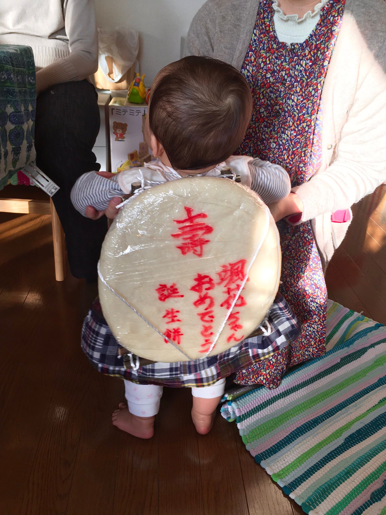 𝙄𝙨𝙨𝙝𝙤𝙪 𝙢𝙤𝙘𝙝𝙞 (一升餅) – Nghi lễ "cõng" Mochi mừng các em bé Nhật Bản tròn ...